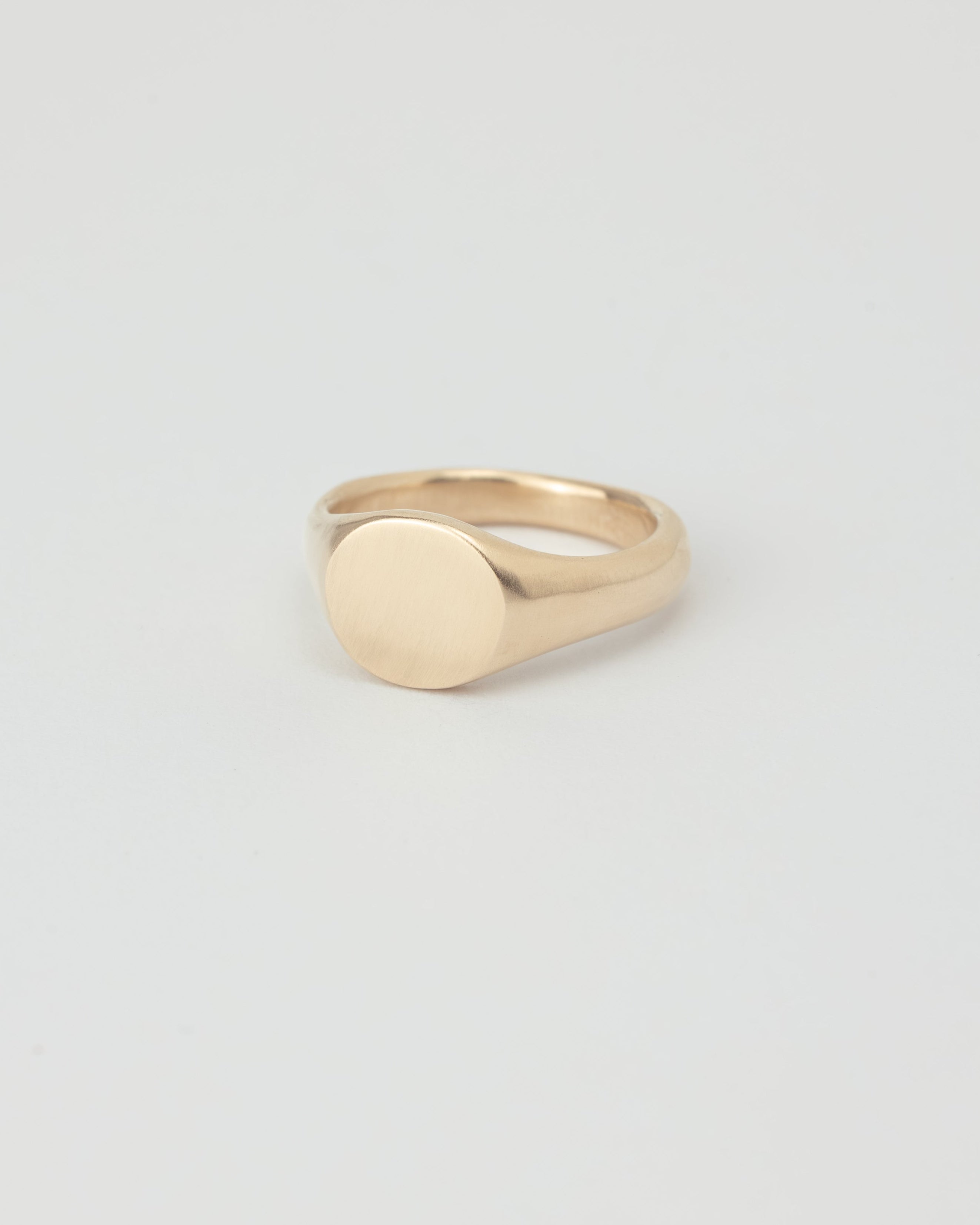 Mini round signet ring gold – Argent Silversmith