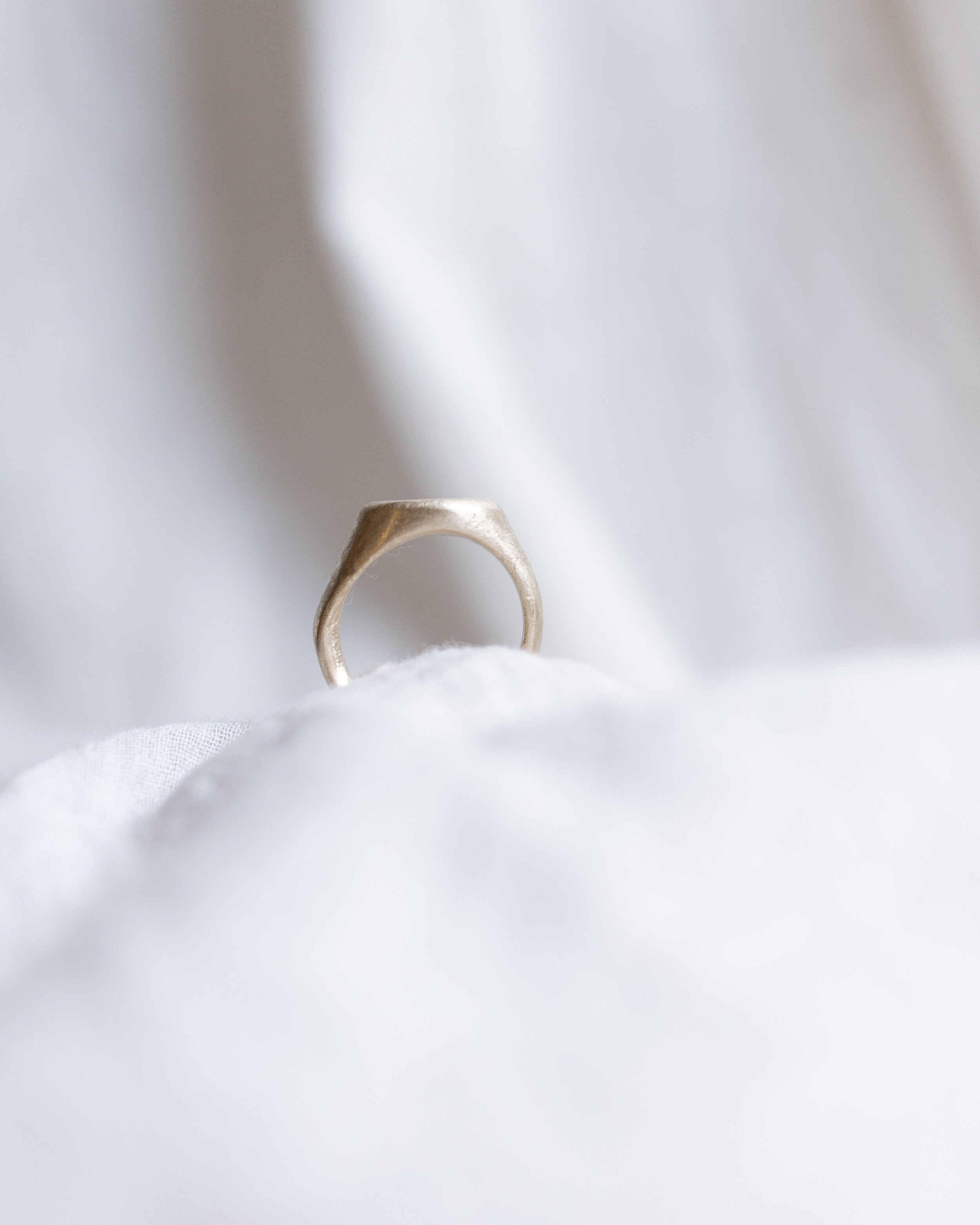 Round birthstone signet gold – ΔRGENT SILVERSMITH